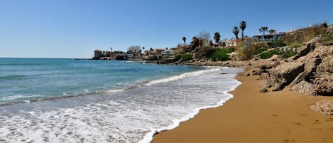 Uma praia privada nas proximidades, praia de areia branca