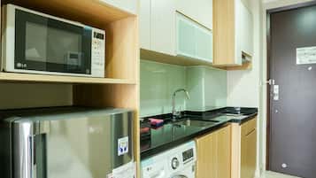 Quarto | Cozinha privada | Um frigorífico, uma placa de cozinha, uma chaleira elétrica