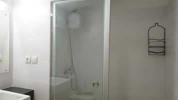 Quarto | Casa de banho | Um polibã, toalhas fornecidas