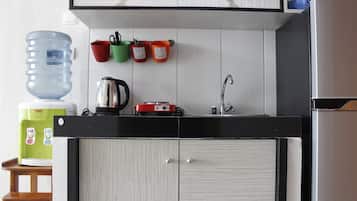 Quarto | Cozinha privada | Geladeira, cooktop, talheres/pratos/utensílios de cozinha