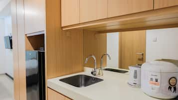 Quarto | Cozinha americana privada | Geladeira, cooktop, talheres/pratos/utensílios de cozinha