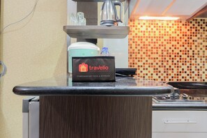 Quarto | Kitchenette privada | Um frigorífico, uma placa de cozinha, utensílios de cozinha 
