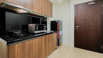 Quarto | Kitchenette privada | Um frigorífico, um micro-ondas, uma placa de cozinha