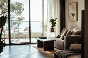 Junior Suite with Sea View | Cofres nos quartos, escrivaninha, quartos à prova de som