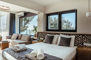 Junior Suite with Sea View and Bathtub | Cofres nos quartos, escrivaninha, quartos à prova de som