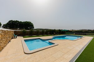 Piscina exterior sazonal, da(s) 10:00 à(s) 19:00, espreguiçadeiras 