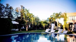 Piscina exterior, guarda-sóis, espreguiçadeiras 