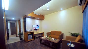 Quarto presidencial | Sala de estar | TV LCD 32 polegadas com canais a cabo, TV