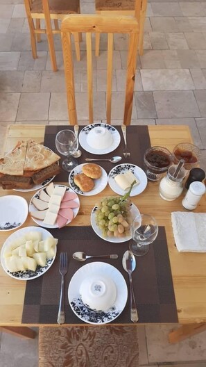Café da manhã com pratos da culinária local grátis todos os dias