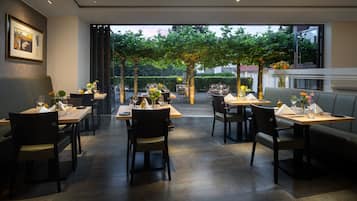 Serviço de café da manhã, almoço, jantar; vistas para o jardim