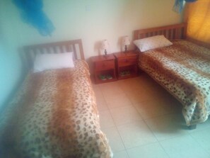 Quarto casal ou duplo | Escrivaninha, Wi-Fi de cortesia, roupa de cama