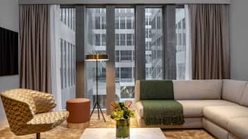 Suite Executiva (Regency) | Roupa hipoalergénica, minibar, cofre com capacidade para portátil