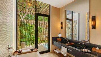 Itza Plunge Pool Suite - King | Casa de banho | Um polibã, um chuveiro fixo, um secador de cabelo, roupões