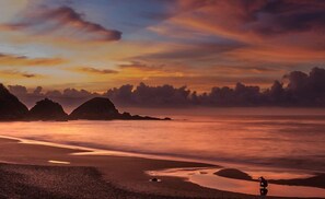 Perto da praia, praia de areia branca, guarda-sóis de praia 