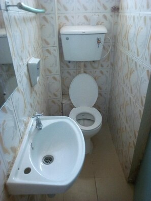 Quarto Individual | Casa de banho | Um polibã, artigos de higiene pessoal grátis, toalhas fornecidas