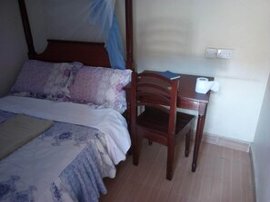 Quarto solteiro | Escrivaninha, cortinas blackout, Wi-Fi de cortesia, roupa de cama