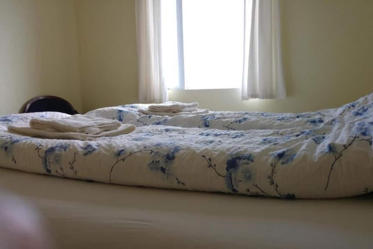 Quarto Duplo ou Twin Standard, casa de banho partilhada | Secretária, berços/camas para crianças grátis, Wi-fi grátis