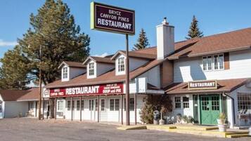 Um edifício com várias placas indicando que é um restaurante chamado Bryce Canyon Pines.