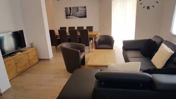 Apartamento família, 3 quartos | Área de estar | TV de tela plana, DVD player, livros, pisos aquecidos