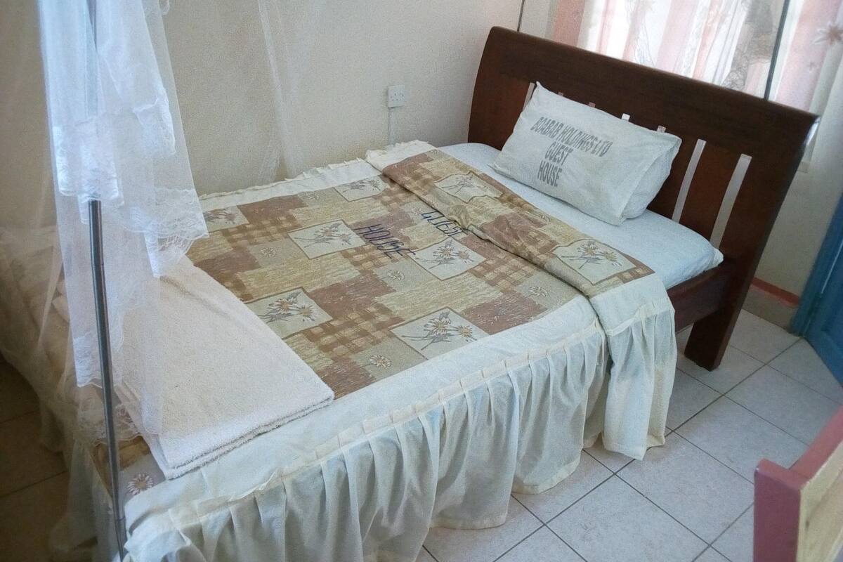Quarto Individual | Secretária, Wi-fi grátis, roupa de cama fornecida