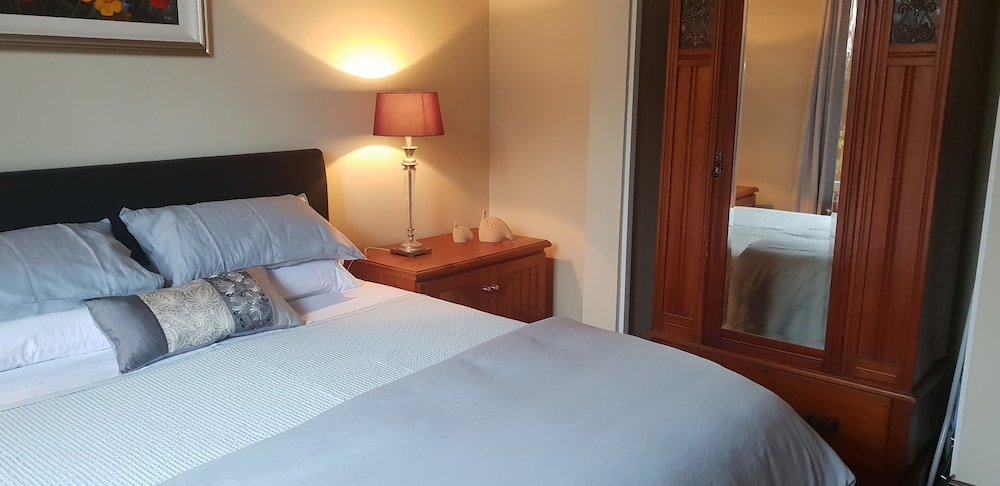 Rural Cottage Havelock North, Enjoy Rural Views Up To Te Mata Peak - Clive