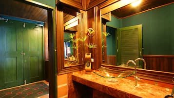Imperial Jacuzzi Room | Banheiro | Chuveiro, produtos de toalete grátis