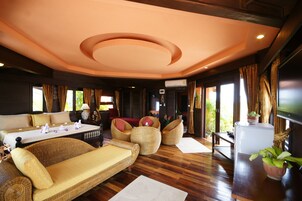Cobertura | Cofres nos quartos, individualmente decorados, escrivaninha