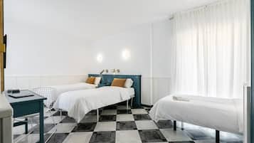Quarto triplo standard | Cofres nos quartos, escrivaninha, ferros/tábuas de passar roupa