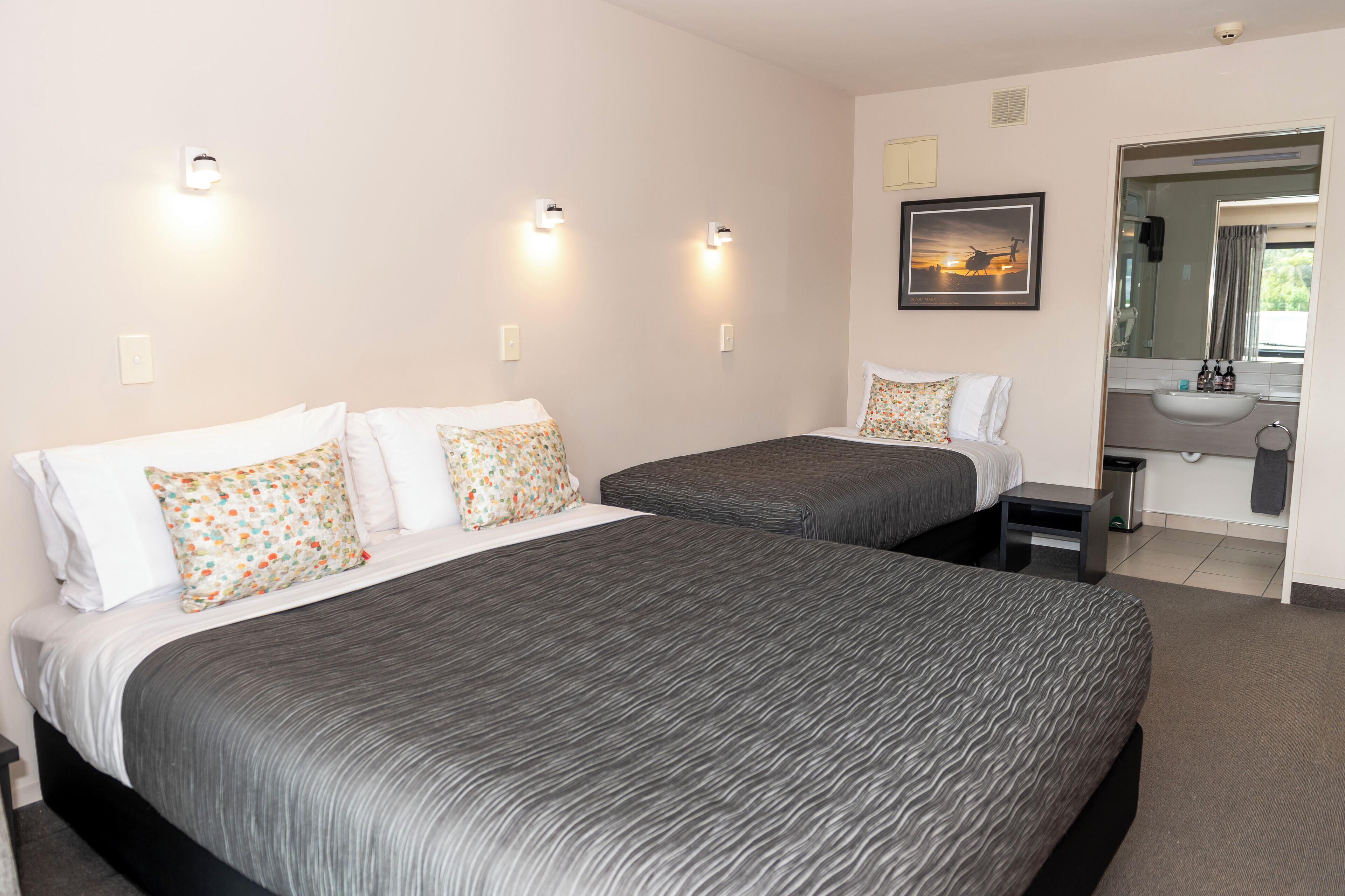 Estúdio (Triple) | Escrivaninha, cortinas blackout, quartos à prova de som