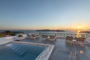 Piscina exterior, guarda-sóis, espreguiçadeiras