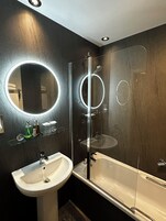 King Room (Not Pet Friendly) | Casa de banho | Uma combinação polibã/banheira, produtos de higiene exclusivos 