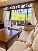 President Suite Two-Bedroom | Sala de estar | Televisor de 29 polegadas com canais via satélite 