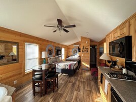 Cabana luxo, várias camas, para não fumantes, banheira de hidromassagem | Roupas de cama premium, individualmente decorados