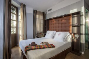 Quarto Deluxe | Roupa de alta qualidade, minibar, cofre no quarto, secretária 