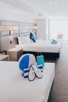 Superior Family Room with Bath, 1 Queen and 2 Single Beds | Cofres nos quartos, escrivaninha, espaço de trabalho para notebook