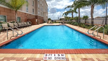 Piscina exterior, espreguiçadeiras