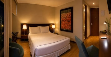 Roupas de cama premium, frigobar, cofres nos quartos, escrivaninha