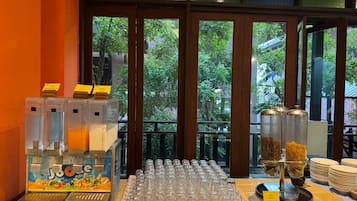 Café da manhã completo todos os dias (THB 220 por pessoa)