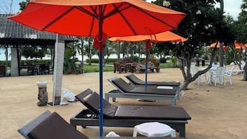 4 piscinas externas, funciona das 7h às 19h, guarda-sóis