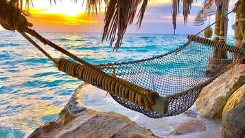 Perto da praia, praia de areia branca, espreguiçadeiras