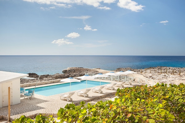 Piscina exterior, guarda-sóis, espreguiçadeiras