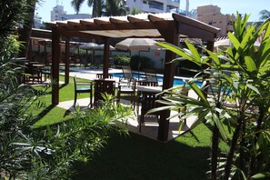 2 piscinas exteriores, guarda-sóis, espreguiçadeiras 