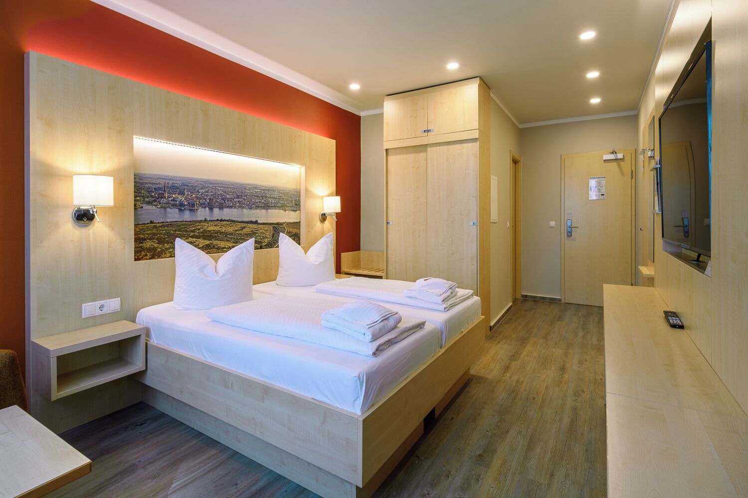 Quarto casal standard, para não fumantes | Roupas de cama antialérgicas, cofres nos quartos, escrivaninha