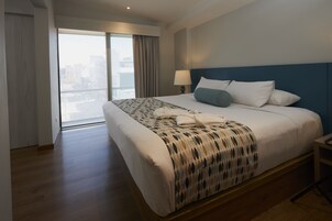 Suíte superior, 1 cama King | Frigobar, cofres nos quartos, roupa de cama