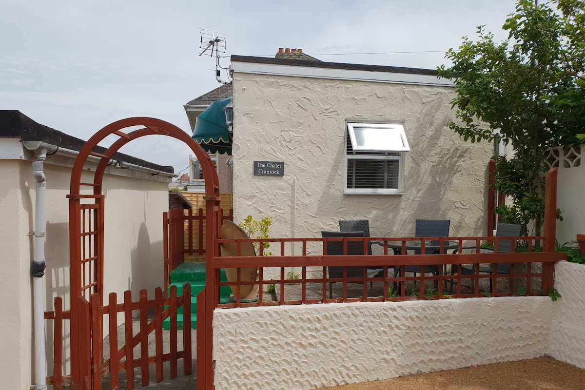 Chalé | Com decoração personalizada, com mobília individualizada, secretária