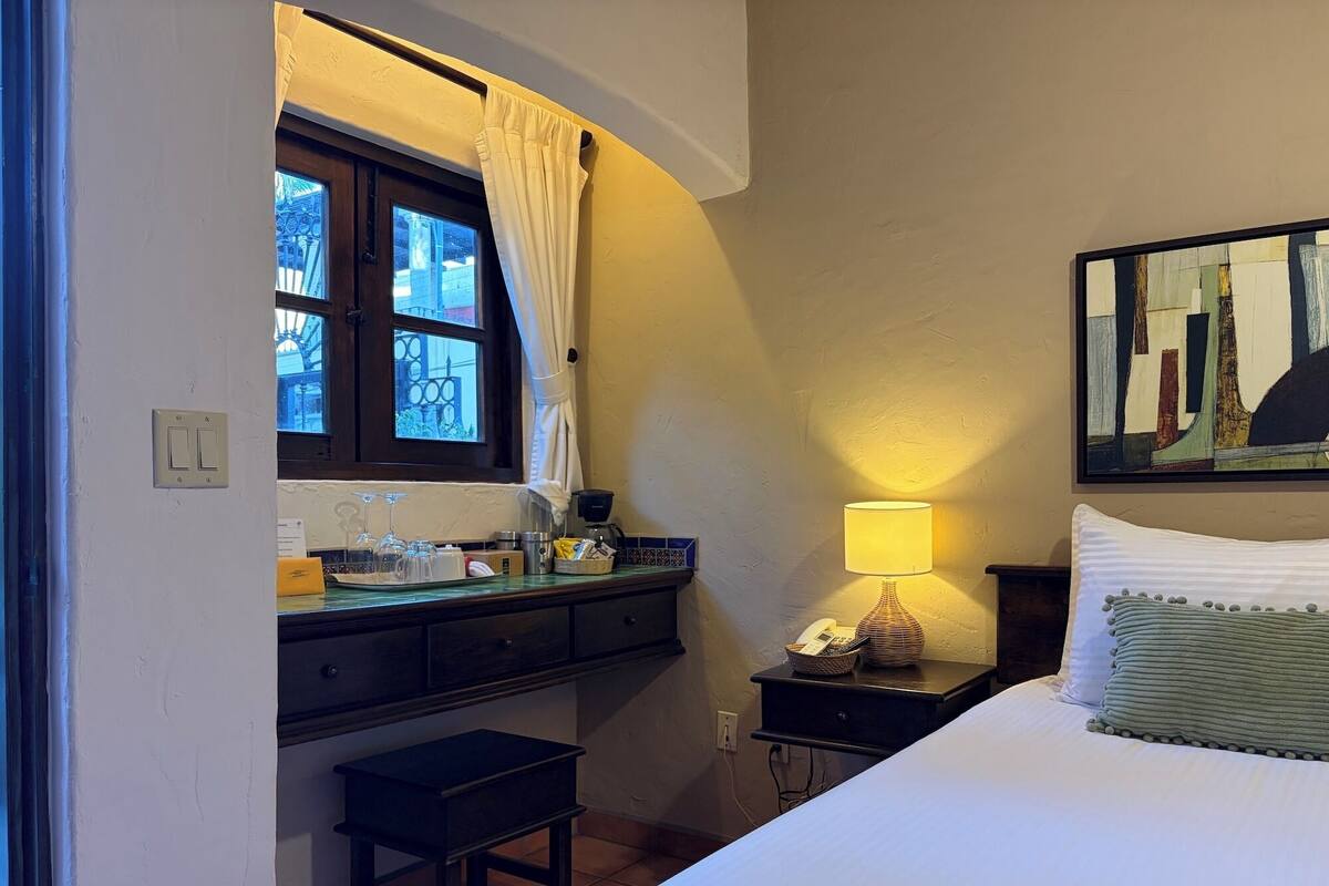 Habitación, 1 Queen Bed, Groundfloor | Roupa de alta qualidade, edredões de penas 