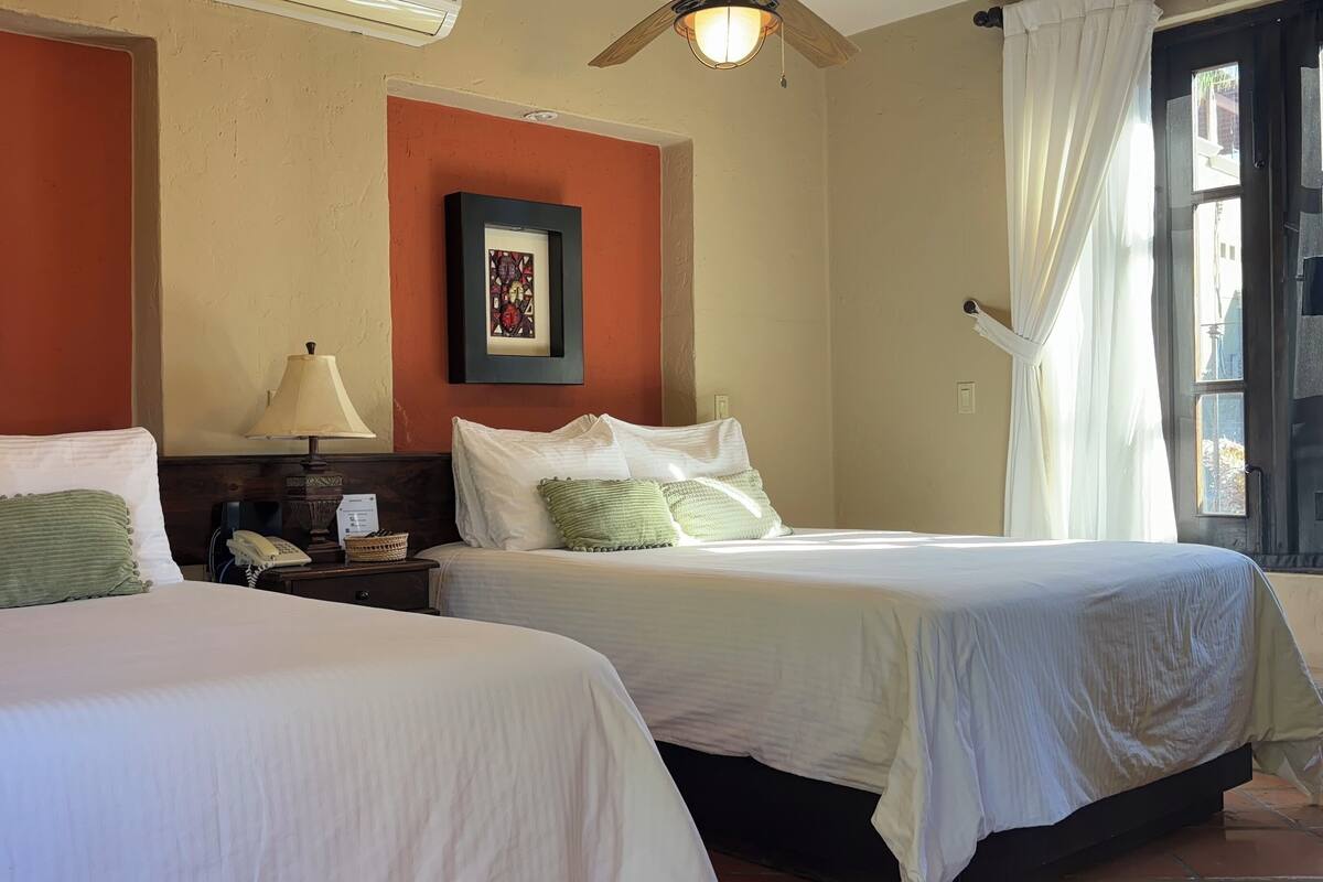 Suite 2 Queen Beds, Terrace y/o Balcony, Kitchenette, Upperfloor. | Roupa de alta qualidade, edredões de penas 