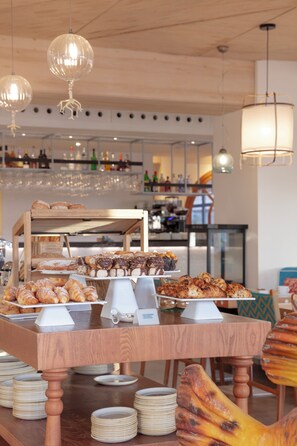 Pequeno-almoço tipo buffet diário mediante uma taxa 