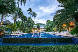 2 piscinas externas, guarda-sóis, espreguiçadeiras