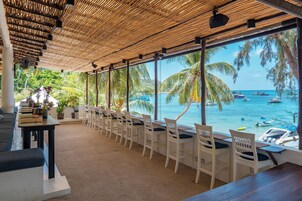 Café da manhã com buffet mediante uma taxa